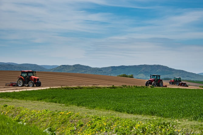 無人トラクターの特徴やメリットとは？スマート農業で自動運転を実現した各メーカーのロボットトラクターをご紹介